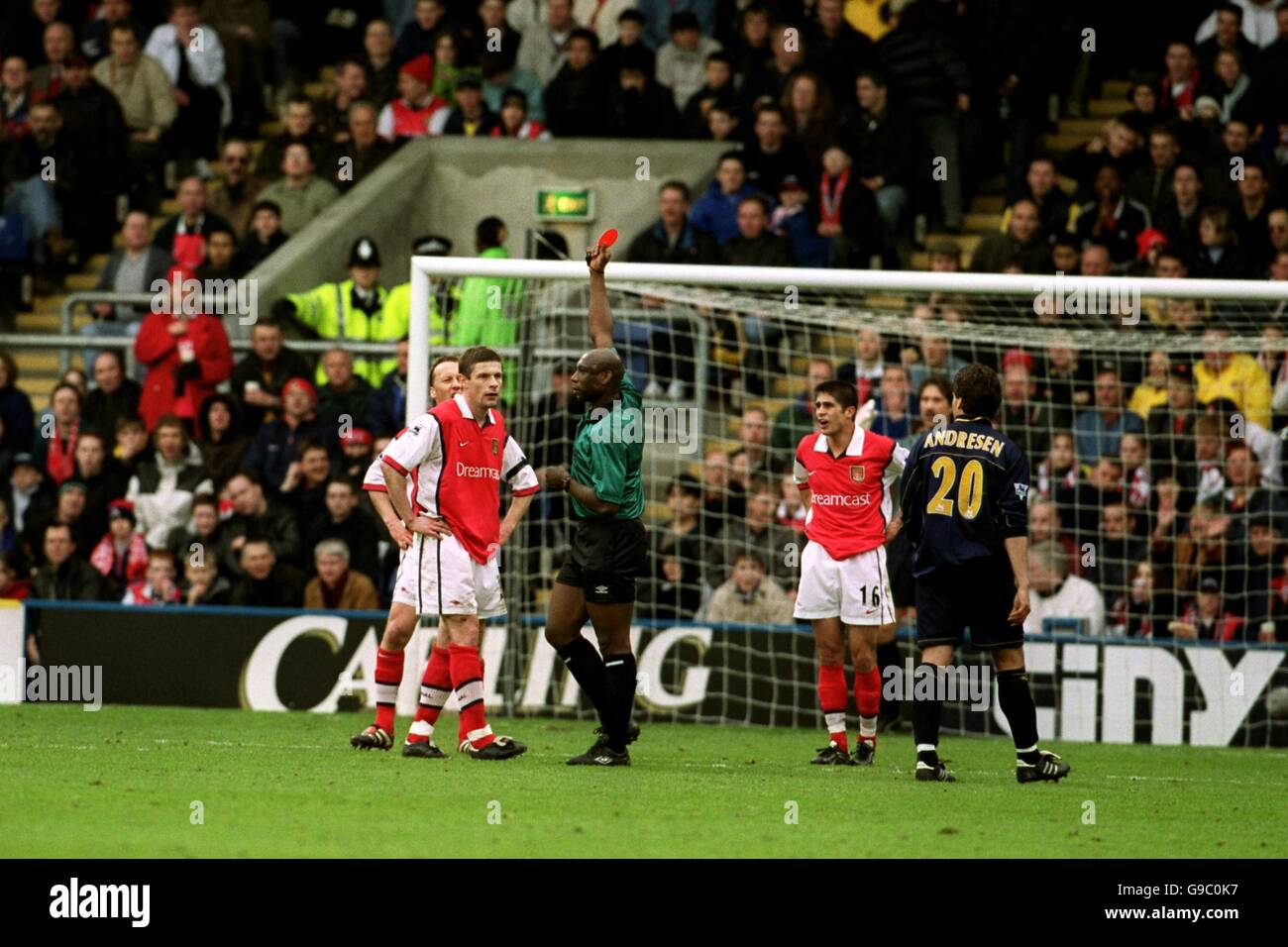 Uriah rennie red card hi-res stock photography and images - Alamy