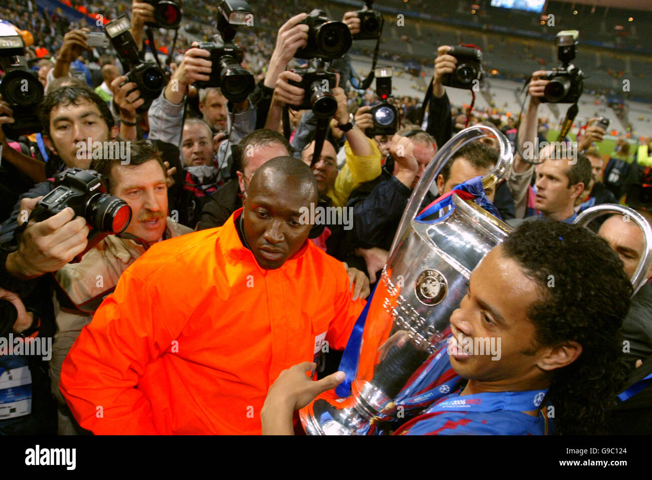Ronaldinho barcelona trophy hi-res stock photography and images - Alamy