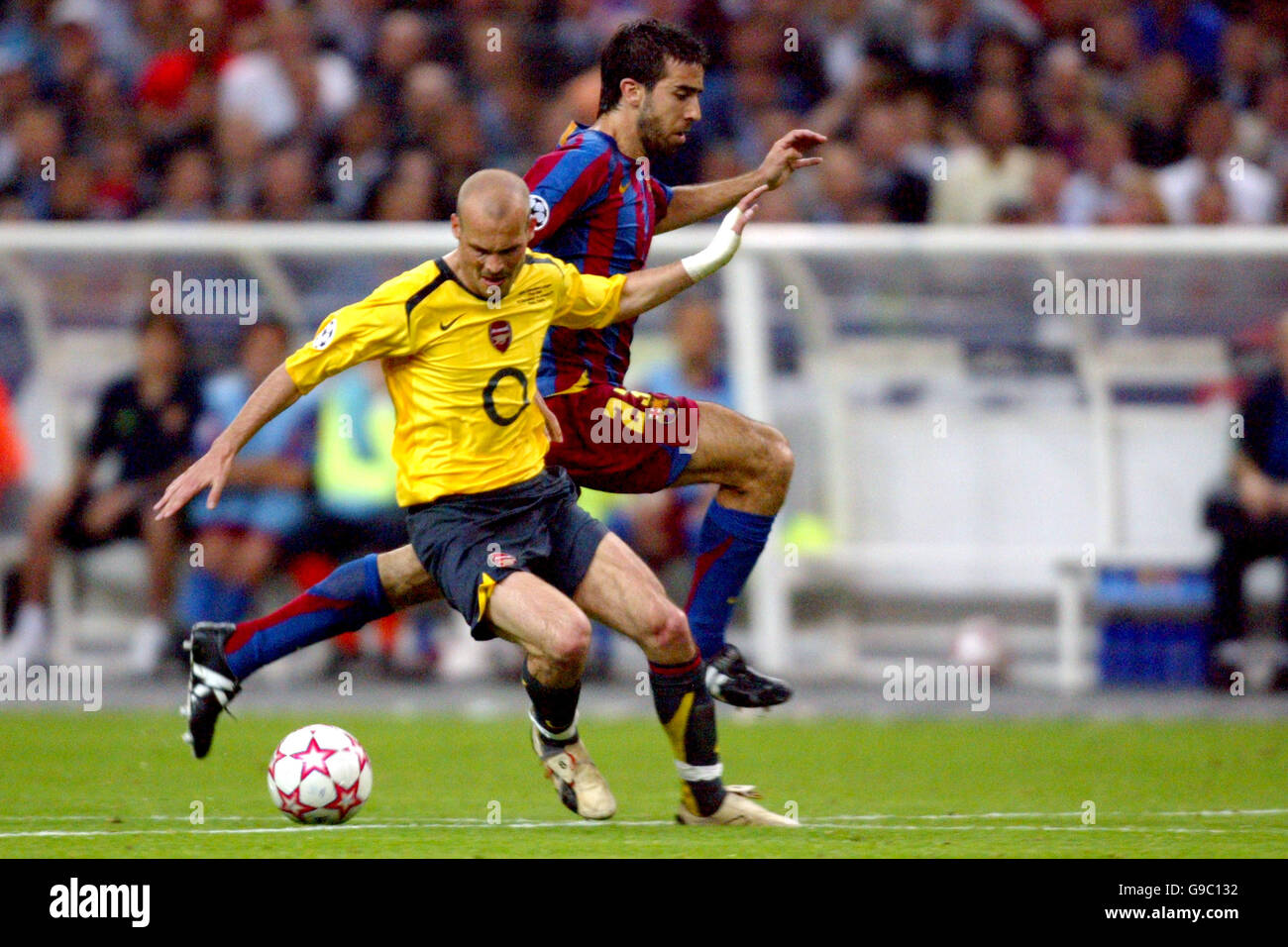 Barcelona's Oleguer Presas and Arsenal's Fredrik Ljungberg battle for ...