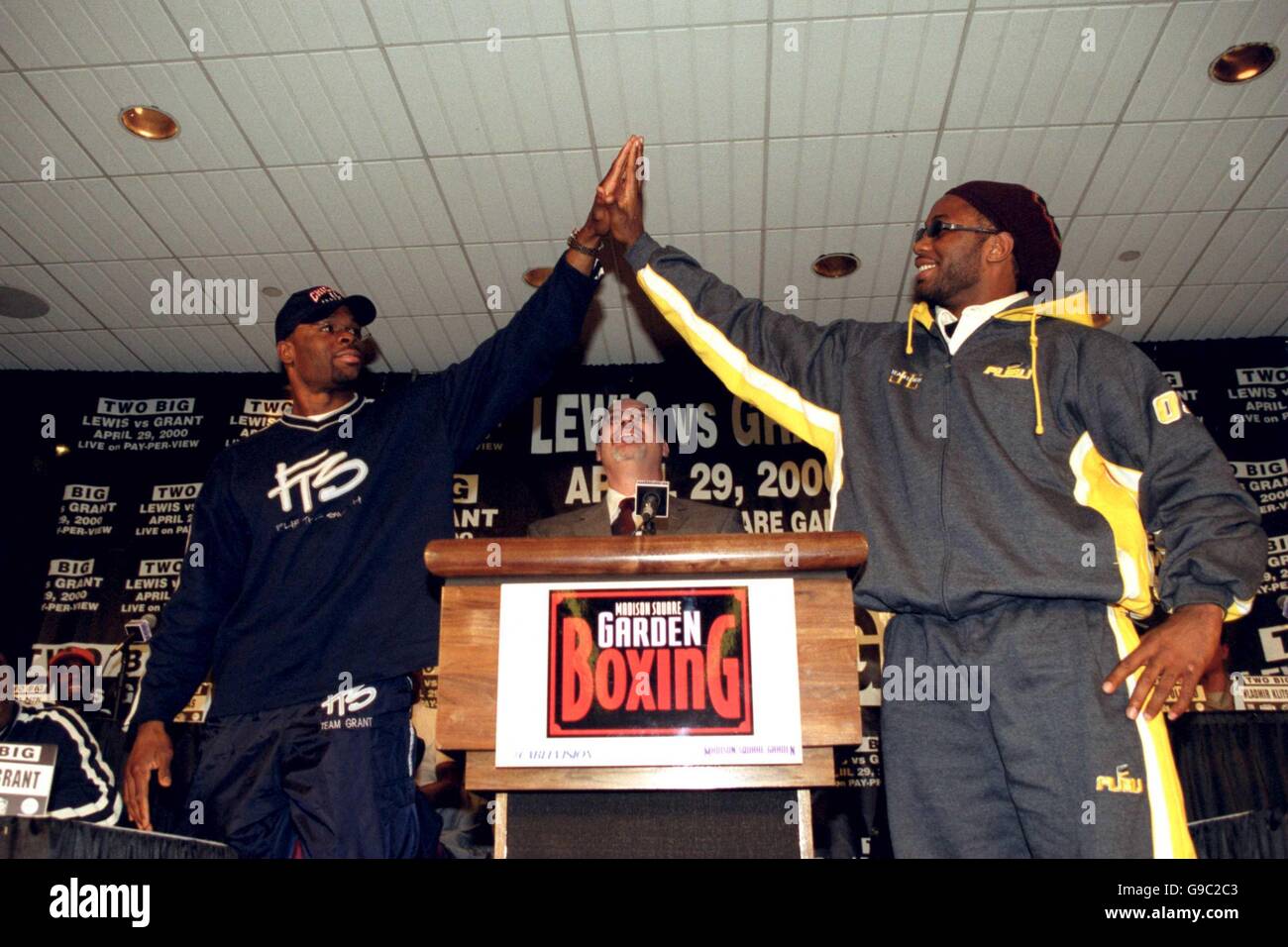 Michael Grant (l) places his hand on champion Lennox Lewis (r) to check ...