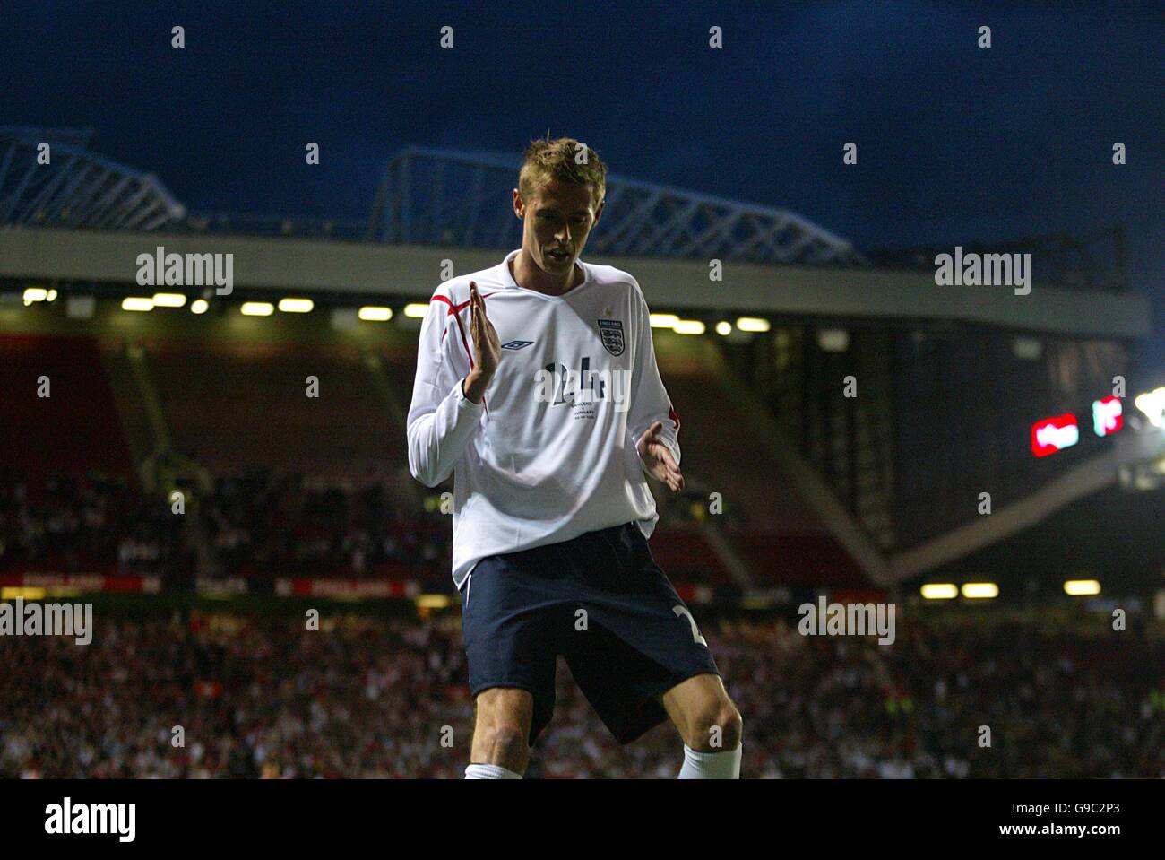 Peter crouch robot hi-res stock photography and images - Alamy