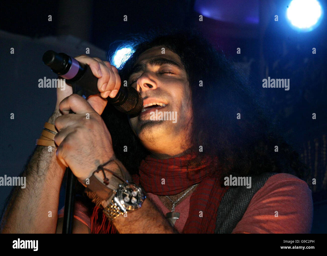 Lead singer shake and drummer ian markin hi-res stock photography and ...