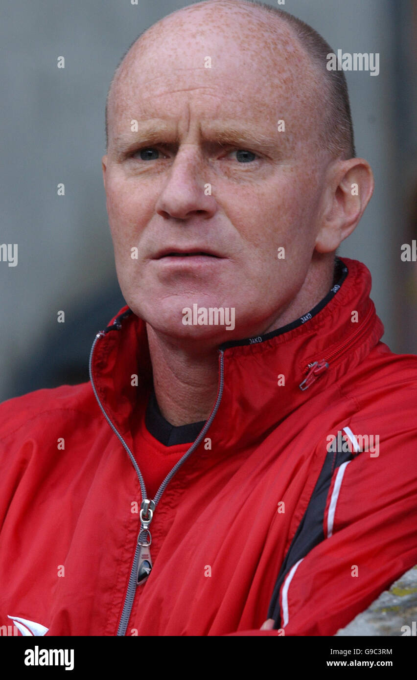 Barnsley manager andy ritchie hi-res stock photography and images - Alamy