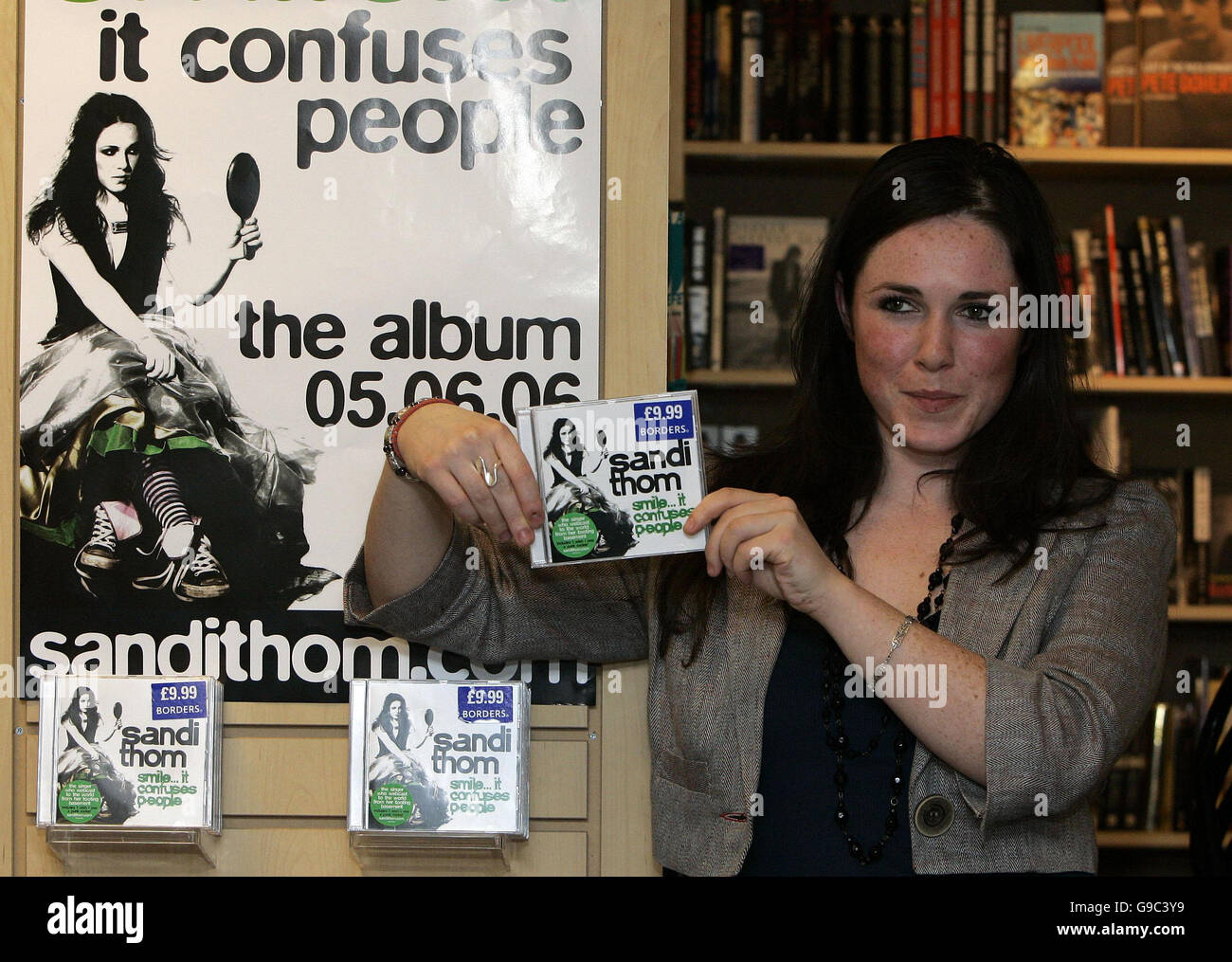 Music Artist Sandi Thom with her new albulm after singing at Borders ...