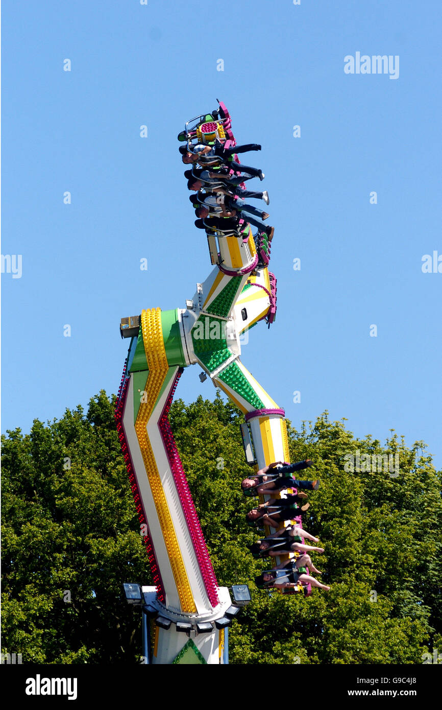 Fairground attractions at epsom downs racecourse hi-res stock ...