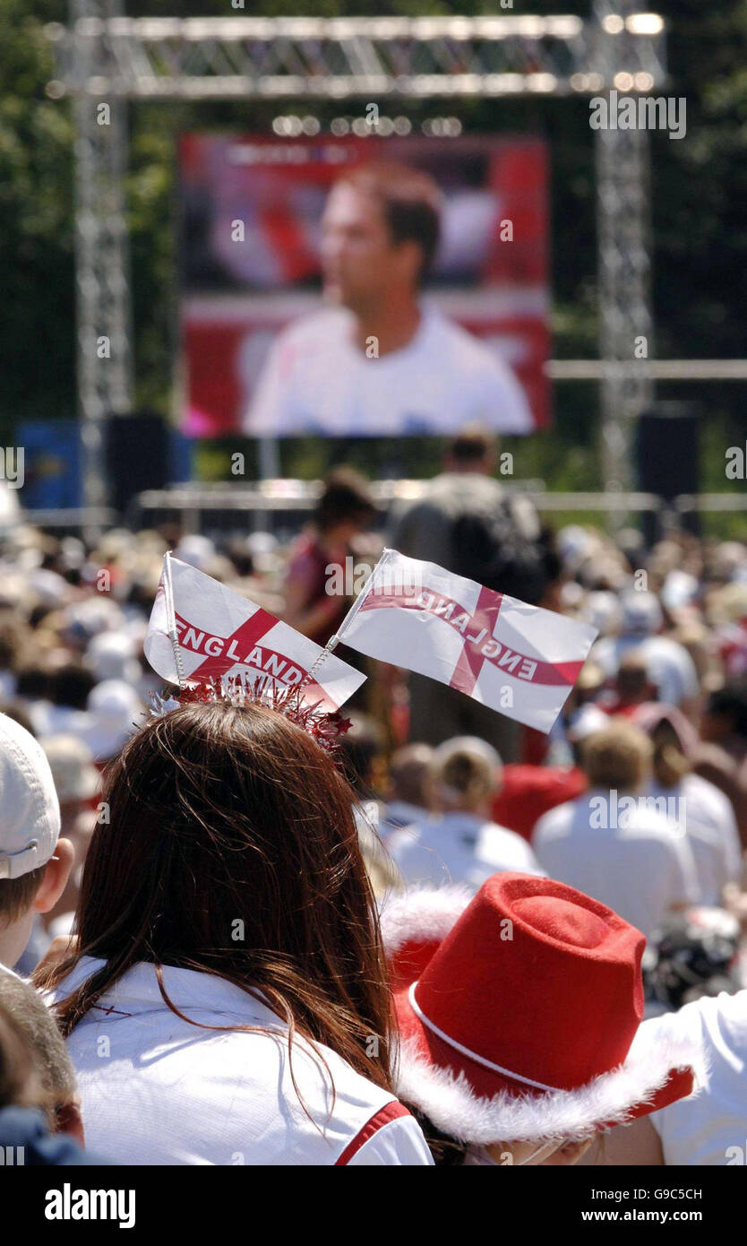 Football fans giant screen england hi-res stock photography and images ...