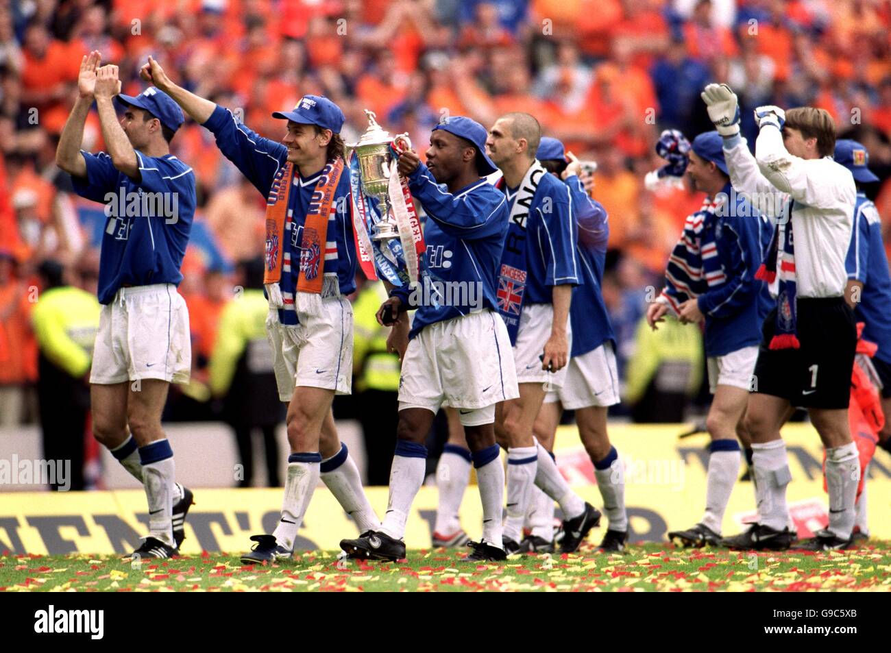Aberdeen celebrate their victory hi-res stock photography and images ...