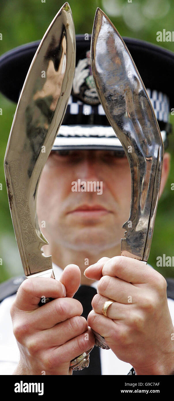 Knife amnesty hi-res stock photography and images - Alamy