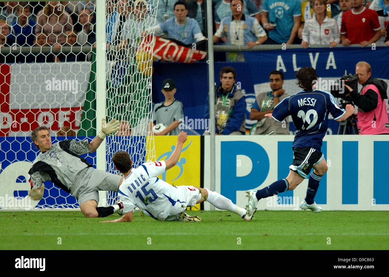 Leo messi scores hi-res stock photography and images - Alamy