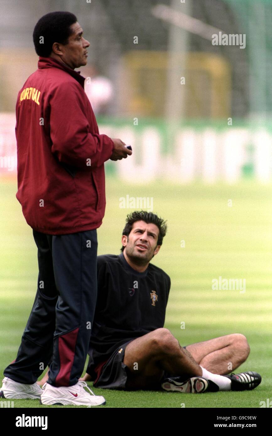 Soccer euro 2000 portugal training hi-res stock photography and images ...