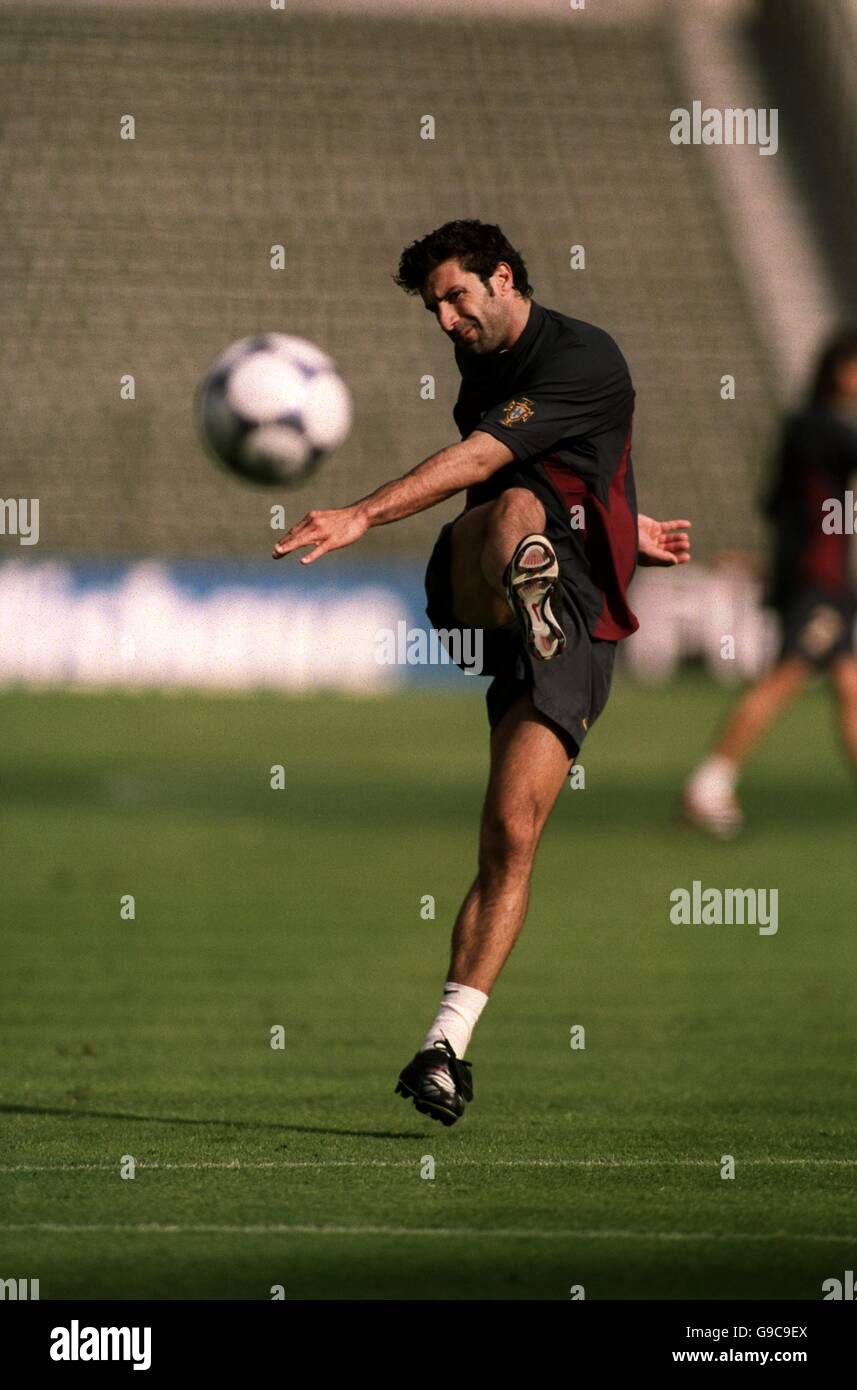 Soccer euro 2000 portugal training hi-res stock photography and images ...