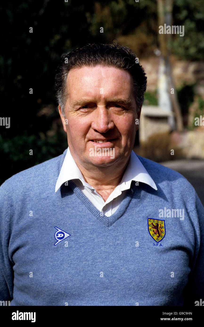 Top half head shot dunlop jumper football hi-res stock photography and ...