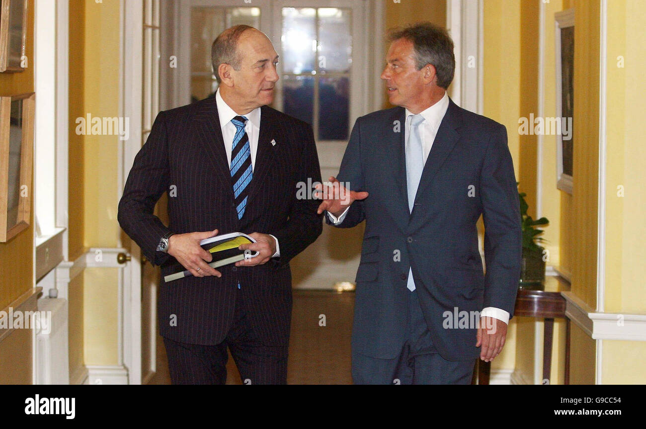 British Prime Minister Tony Blair (right) meets his Israeli counterpart ...