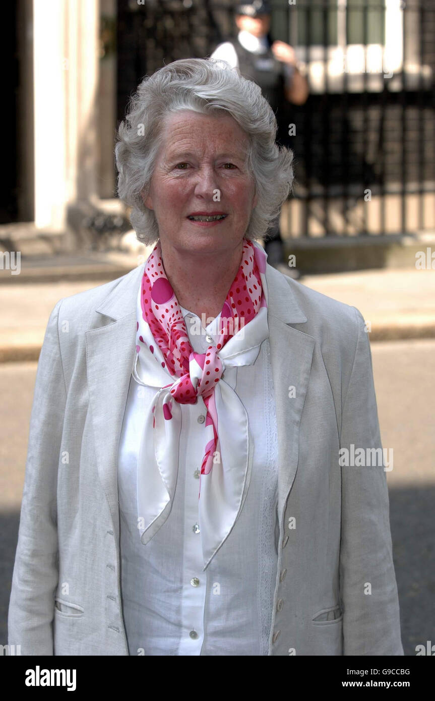 Eileen Miller whos son James was shot dead in Garza delivers letters to ...