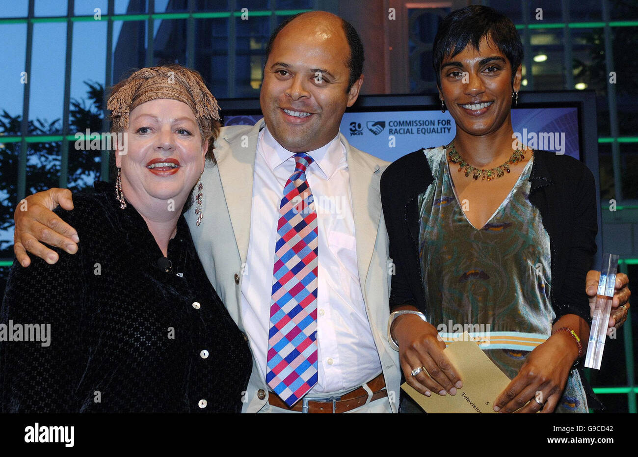 Television journalist Kurt Barling (centre) collects the TV News award ...