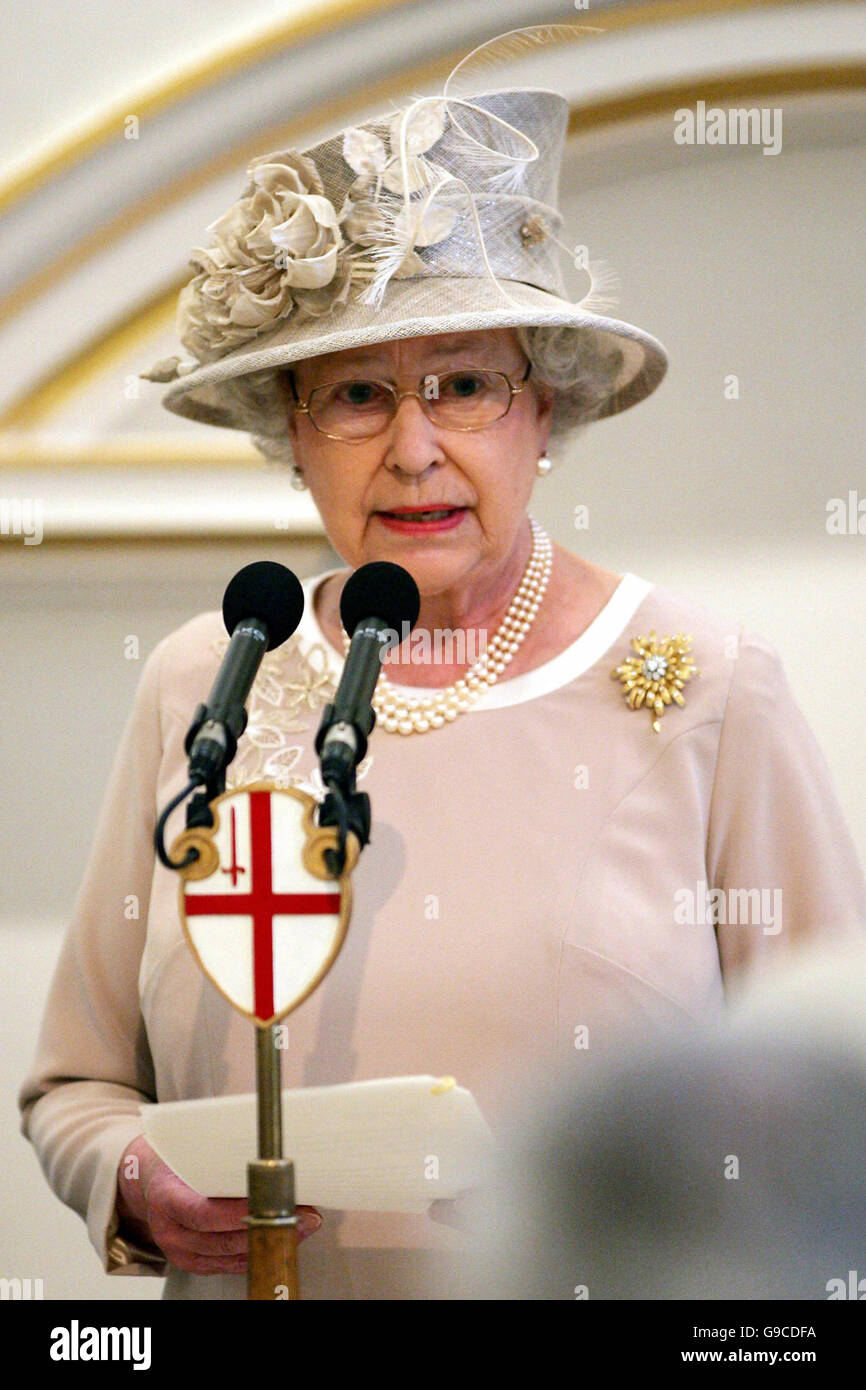 Britain's Queen Elizabeth II makes a speech at a lunch hosted by the ...