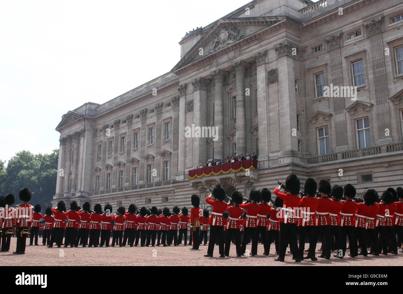 Queen and royal family watch balcony hi-res stock photography and ...