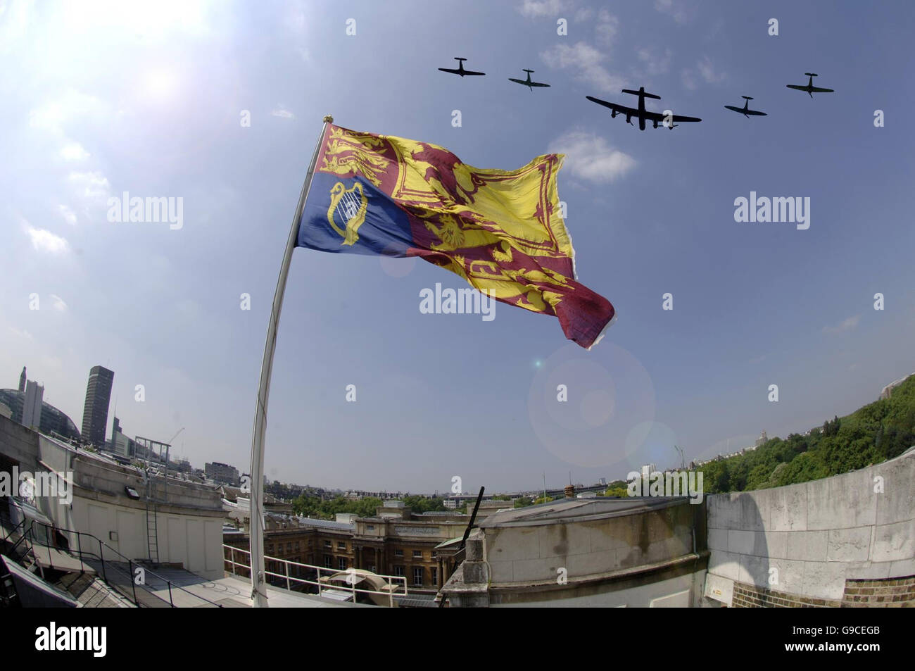 Buckingham palace roof hi-res stock photography and images - Alamy
