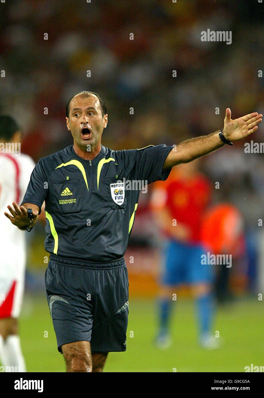 By referee carlos eugenio simon hi-res stock photography and images - Alamy