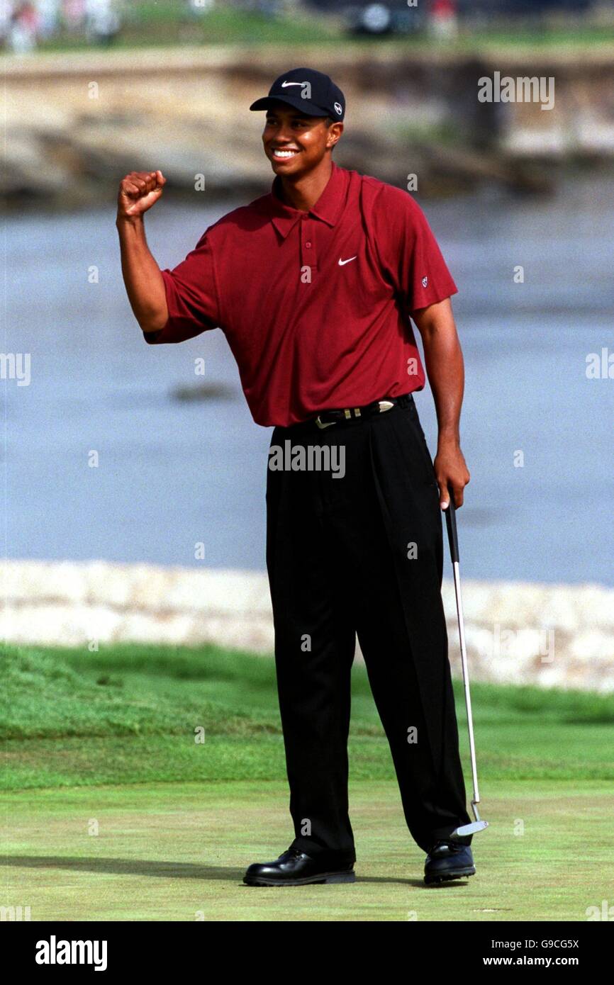 Golf - 2000 US Open Championship - Final Day. Tiger Woods celebrates ...