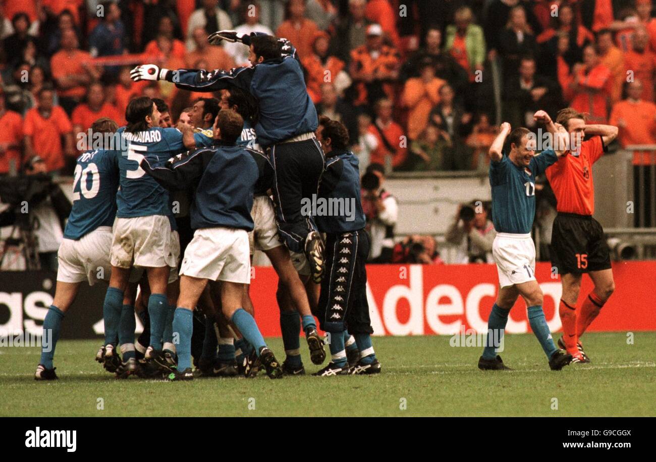 Soccer - Euro 2000 - Semi Final - Italy v Holland Stock Photo - Alamy