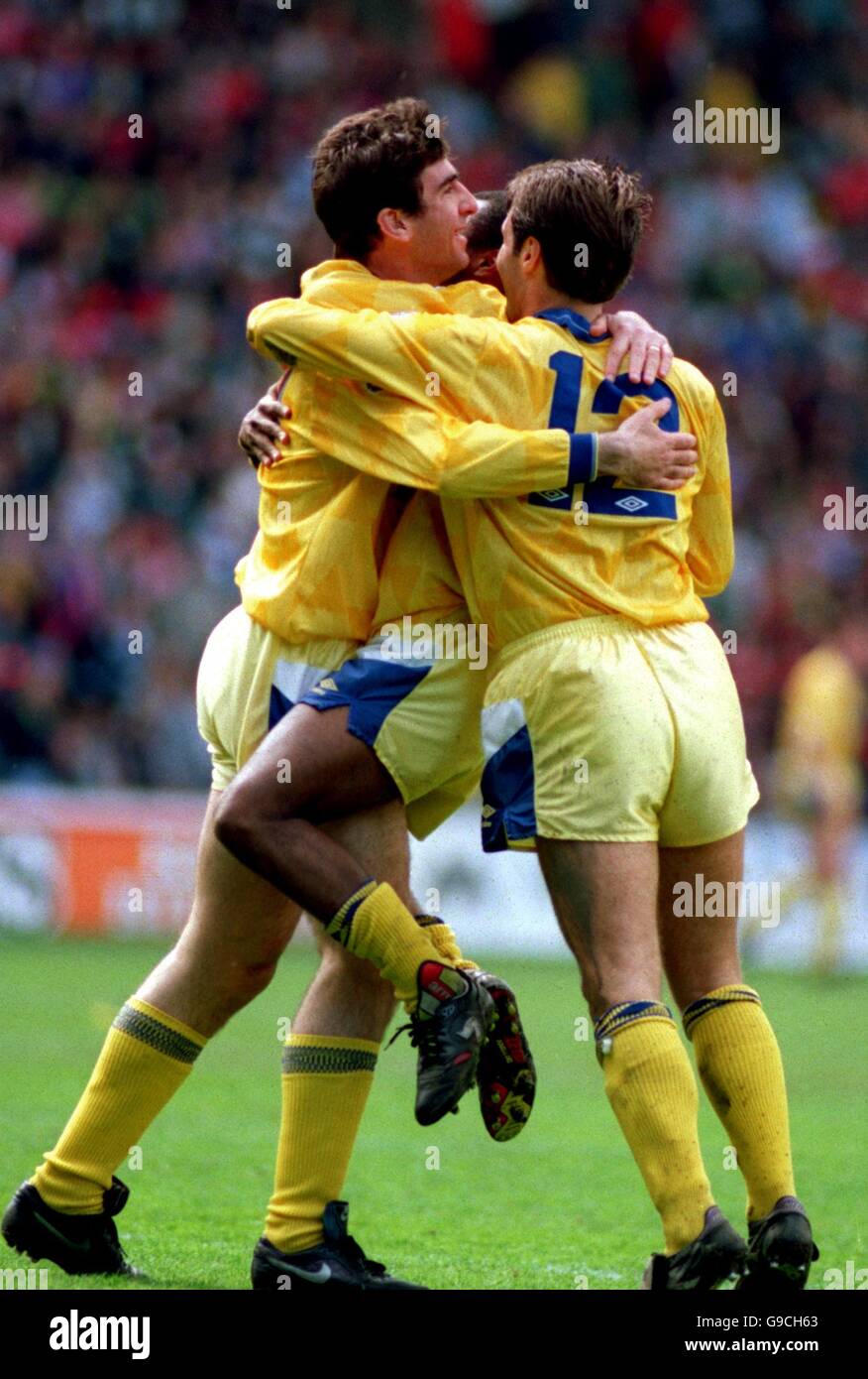 L-R: ERIC CANTONA, RODNEY WALLACE, CARL SHUTT CELEBRATE AFTER BRIAN ...