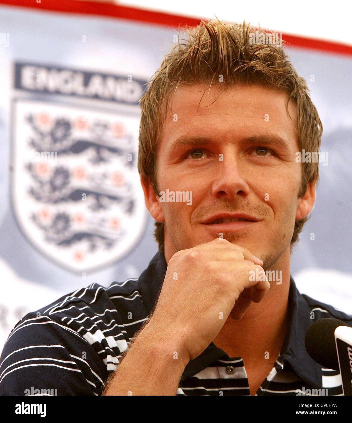 David beckham talks hi-res stock photography and images - Alamy
