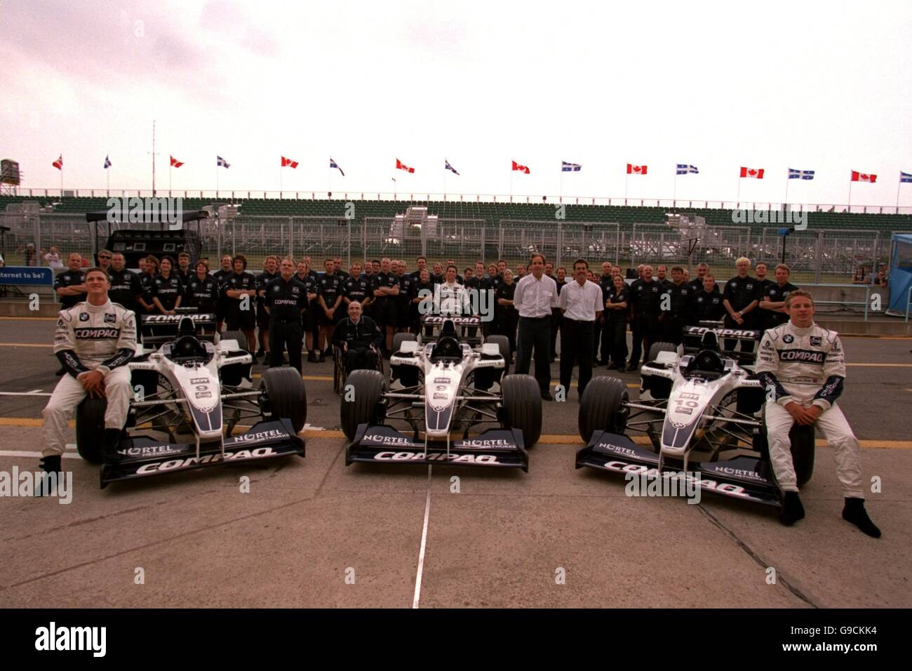 The entire Williams team, including drivers Ralf Schumacher (l) and ...