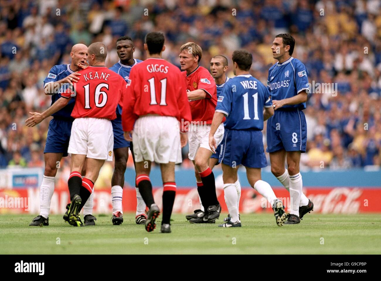 Roy keane manchester united argue hi-res stock photography and images ...