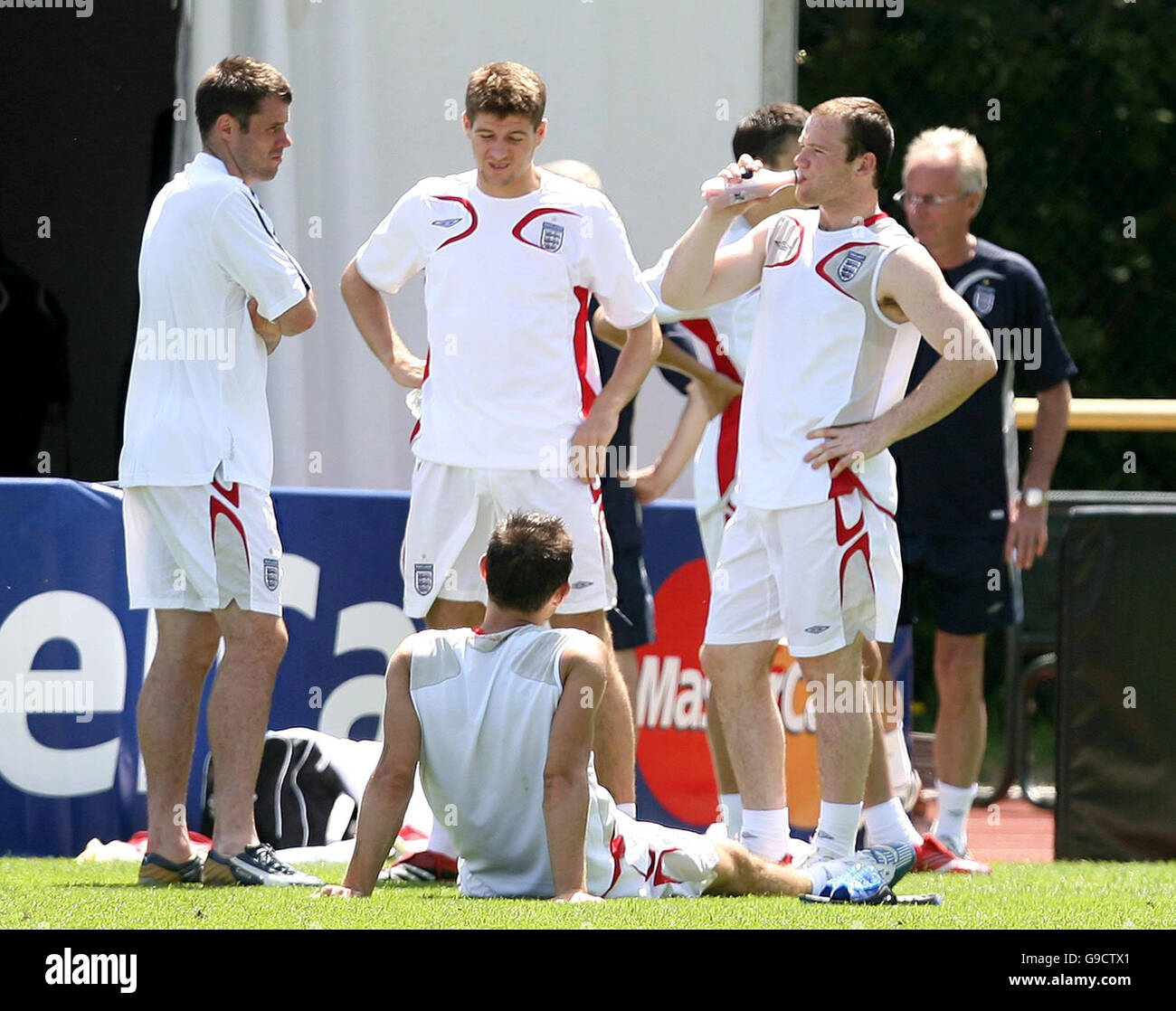 England's Jamie Carragher (left), Steven Gerrard (centre), Wayne Rooney ...