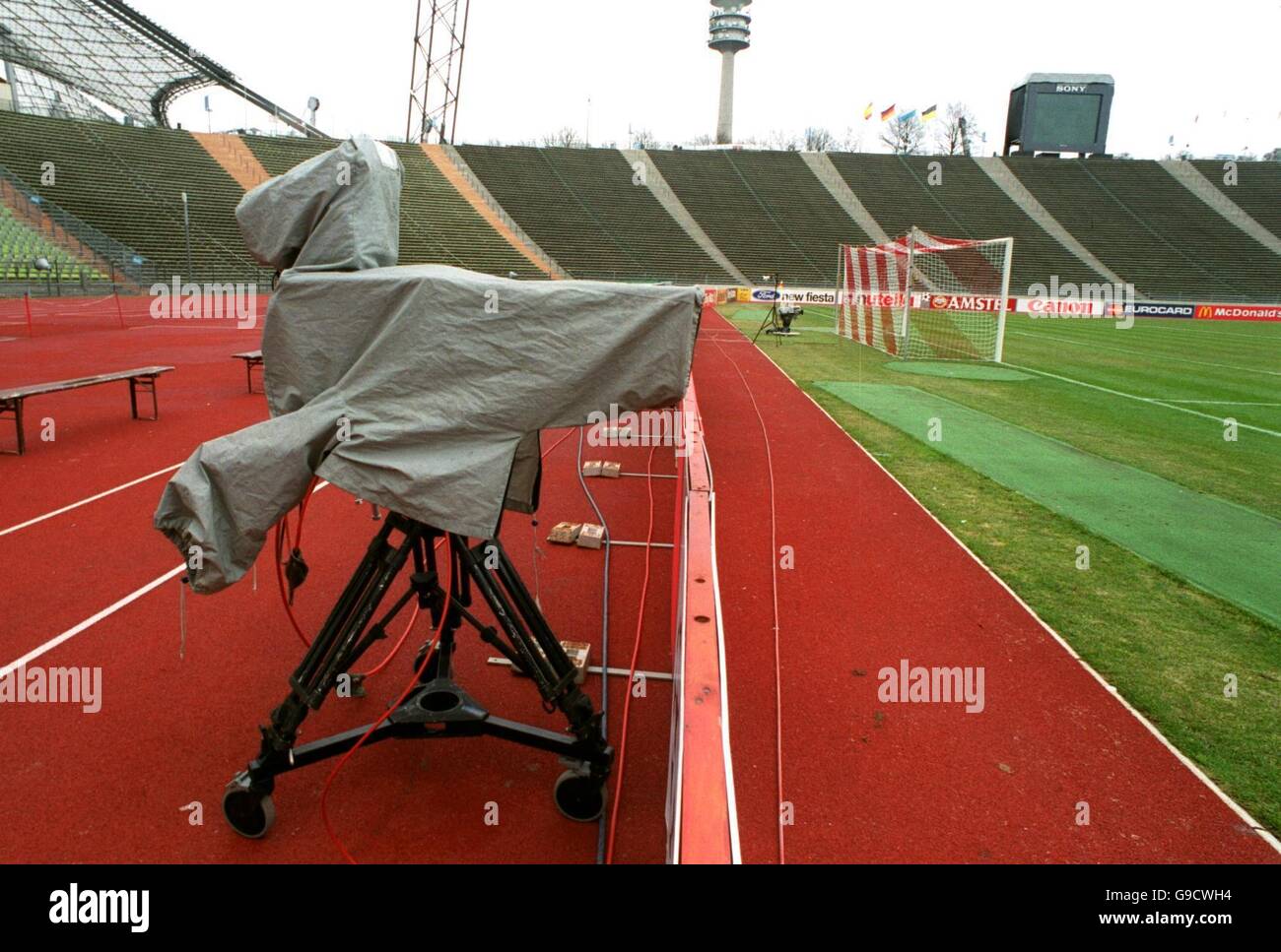 Camera behind goal hi-res stock photography and images - Alamy