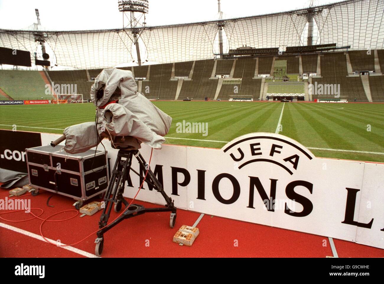 Pitchside camera hi-res stock photography and images - Alamy
