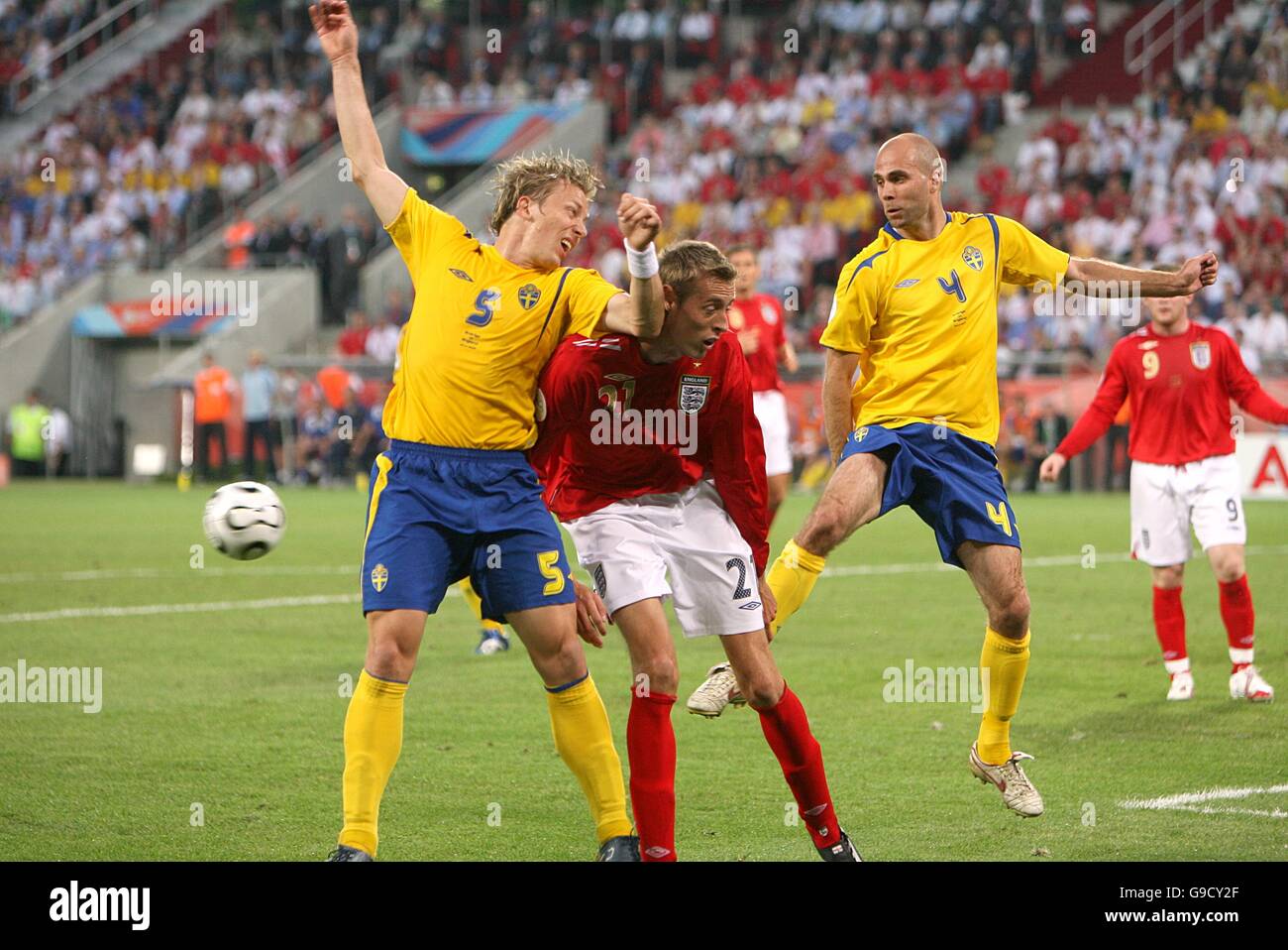 Swedens erik edman l and englands peter crouch c hi-res stock ...