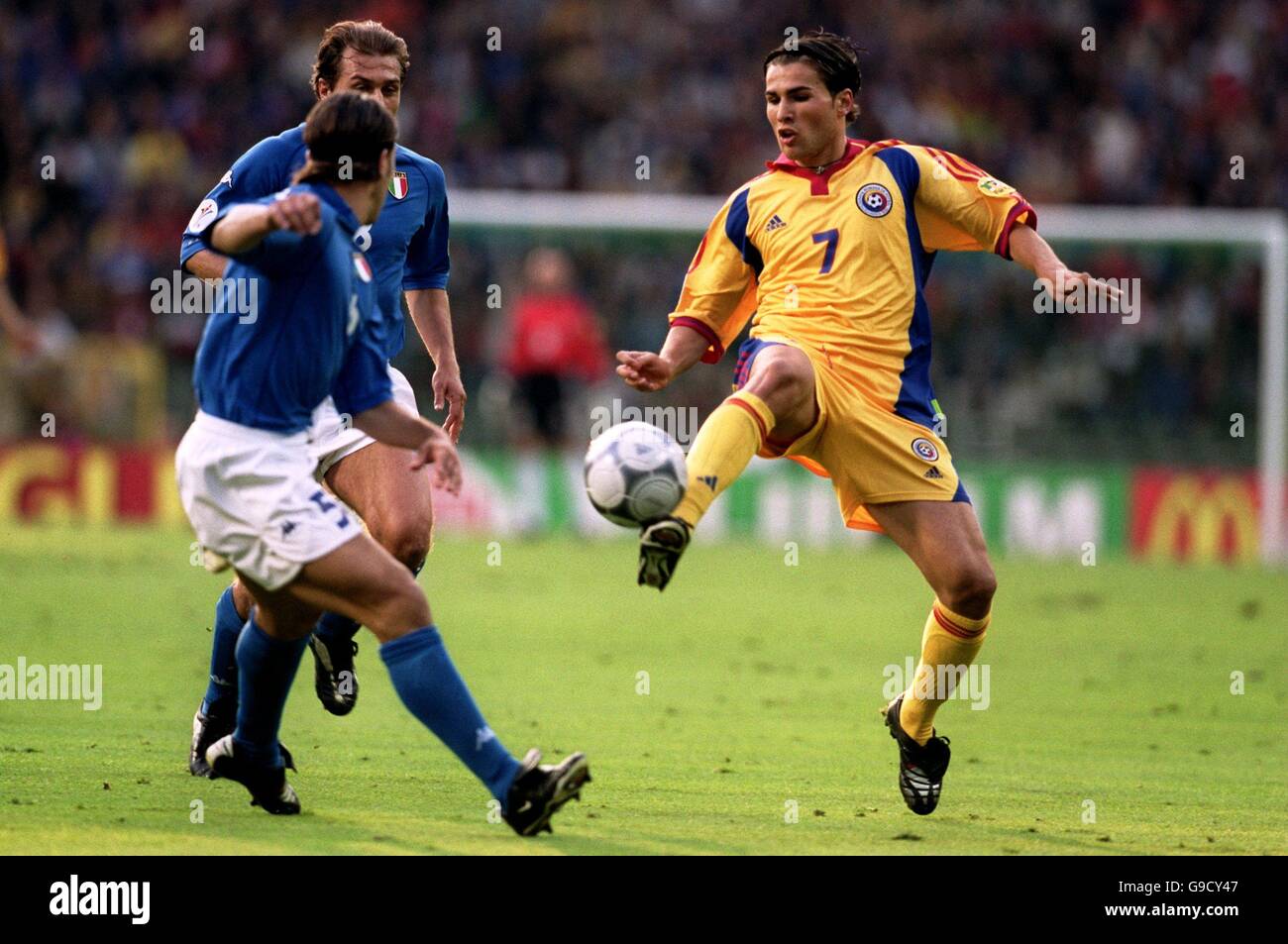 Soccer - Euro 2000 - Quarter Final - Italy v Romania Stock Photo - Alamy