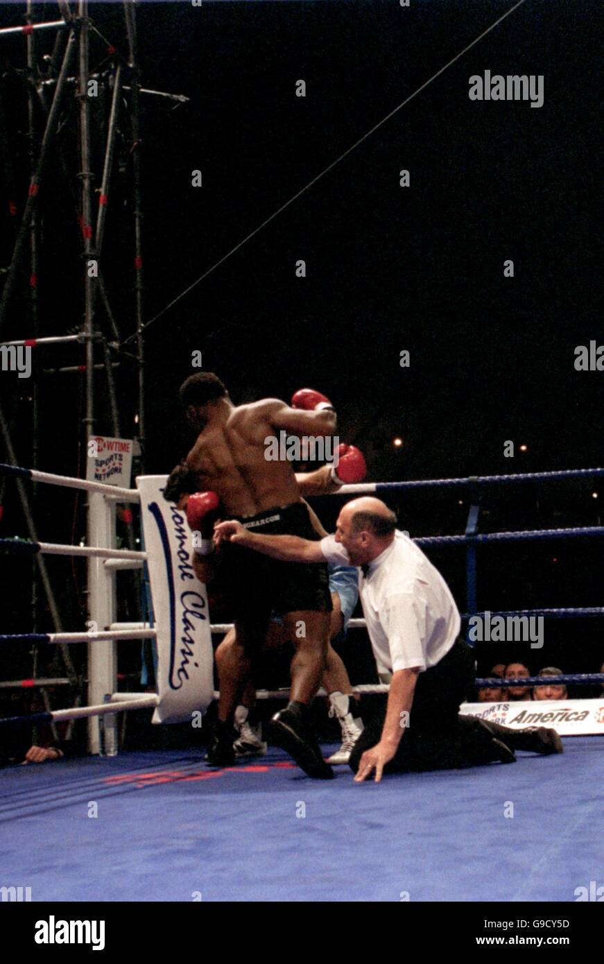 Boxing heavyweight eliminator mike tyson v lou savarese hi-res stock ...