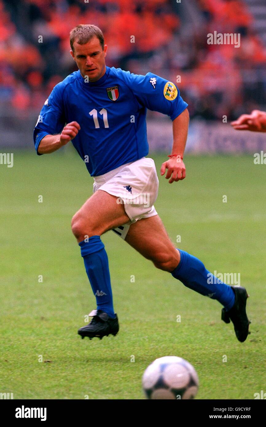 Soccer - Euro 2000 - Semi Final - Italy v Holland Stock Photo - Alamy