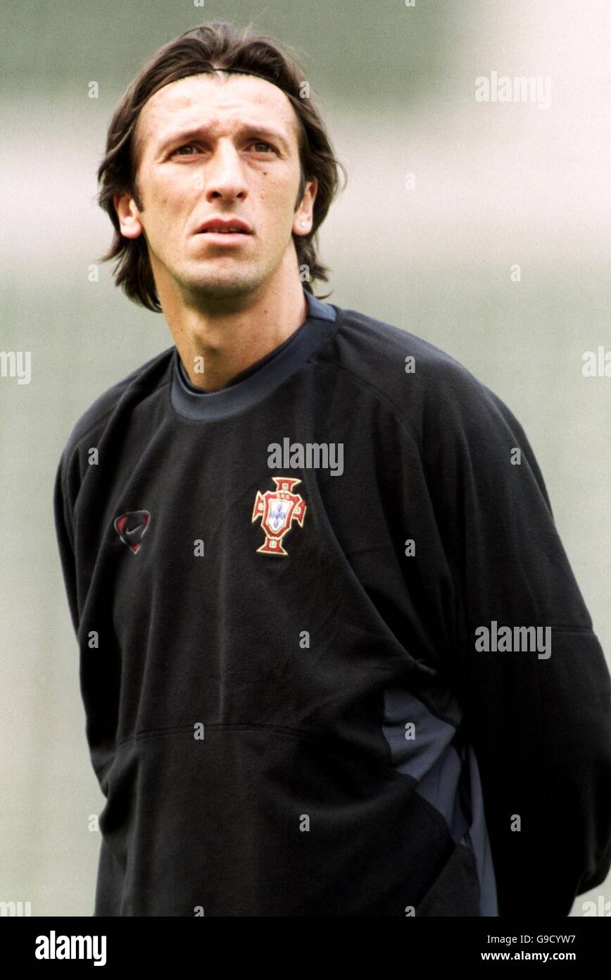 Soccer euro 2000 portugal training hi-res stock photography and images ...