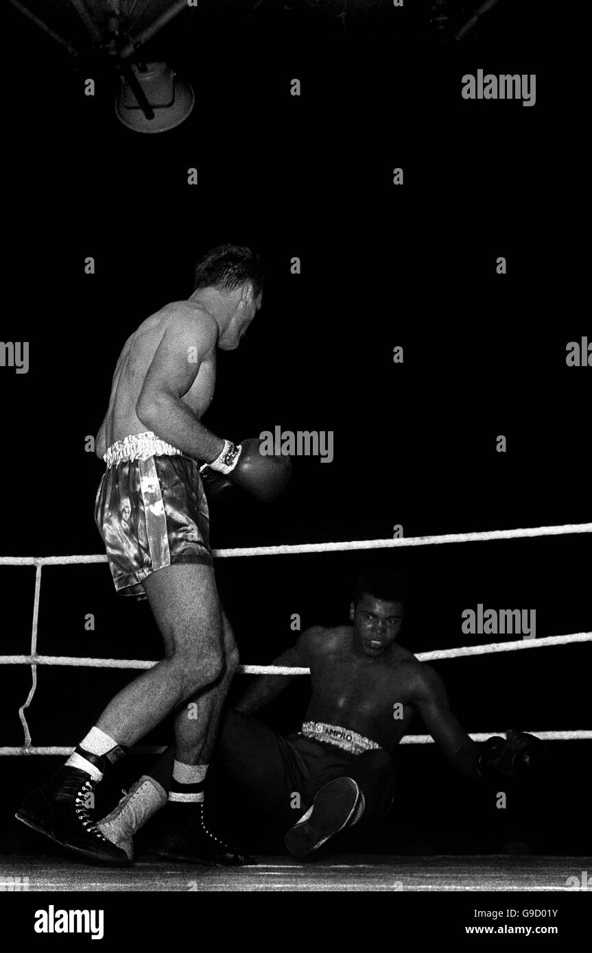 Boxing - Heavyweight - Cassius Clay v Henry Cooper Stock Photo - Alamy