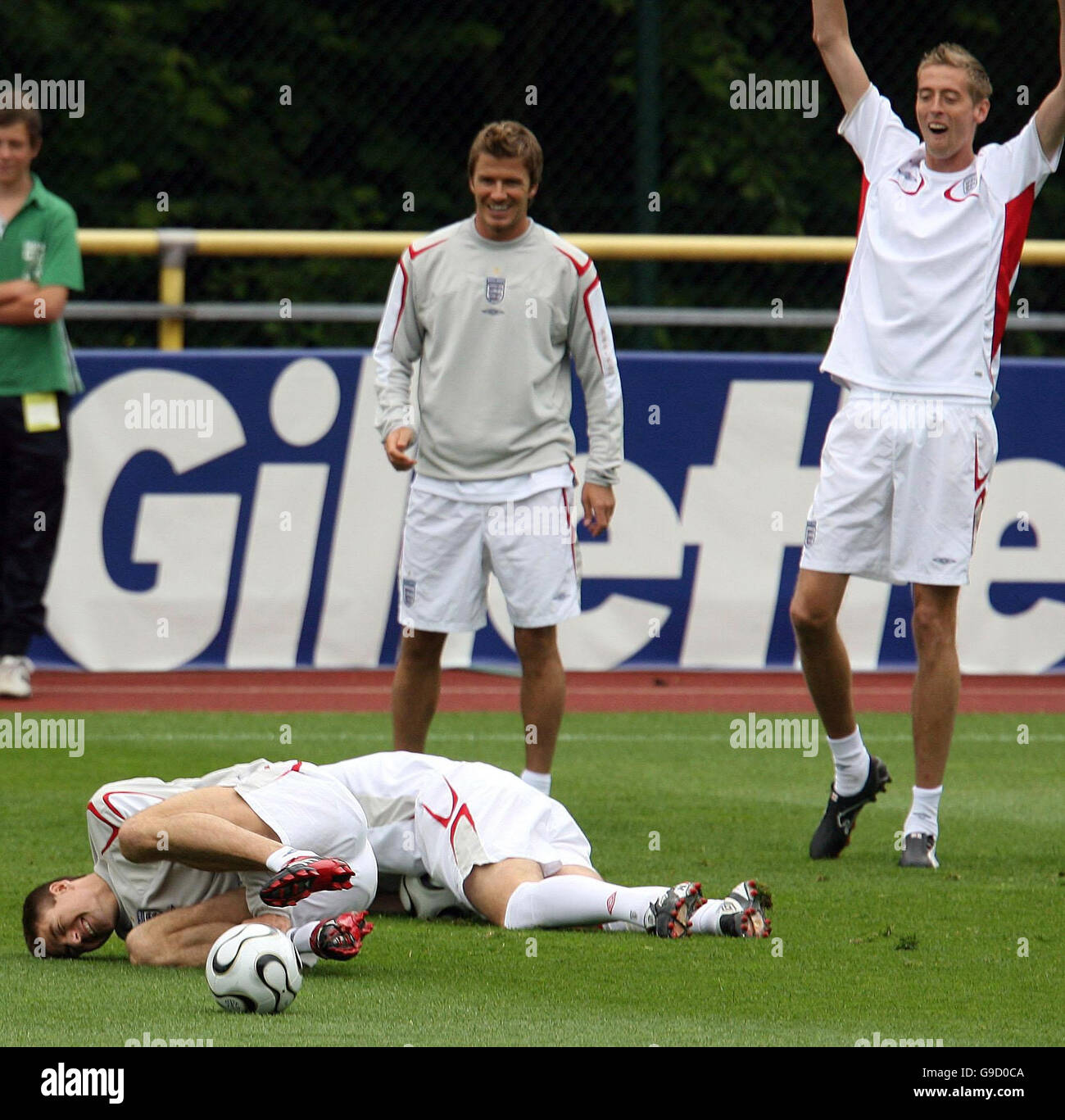 England's Peter Crouch (right) and captain David Beckham laugh at ...