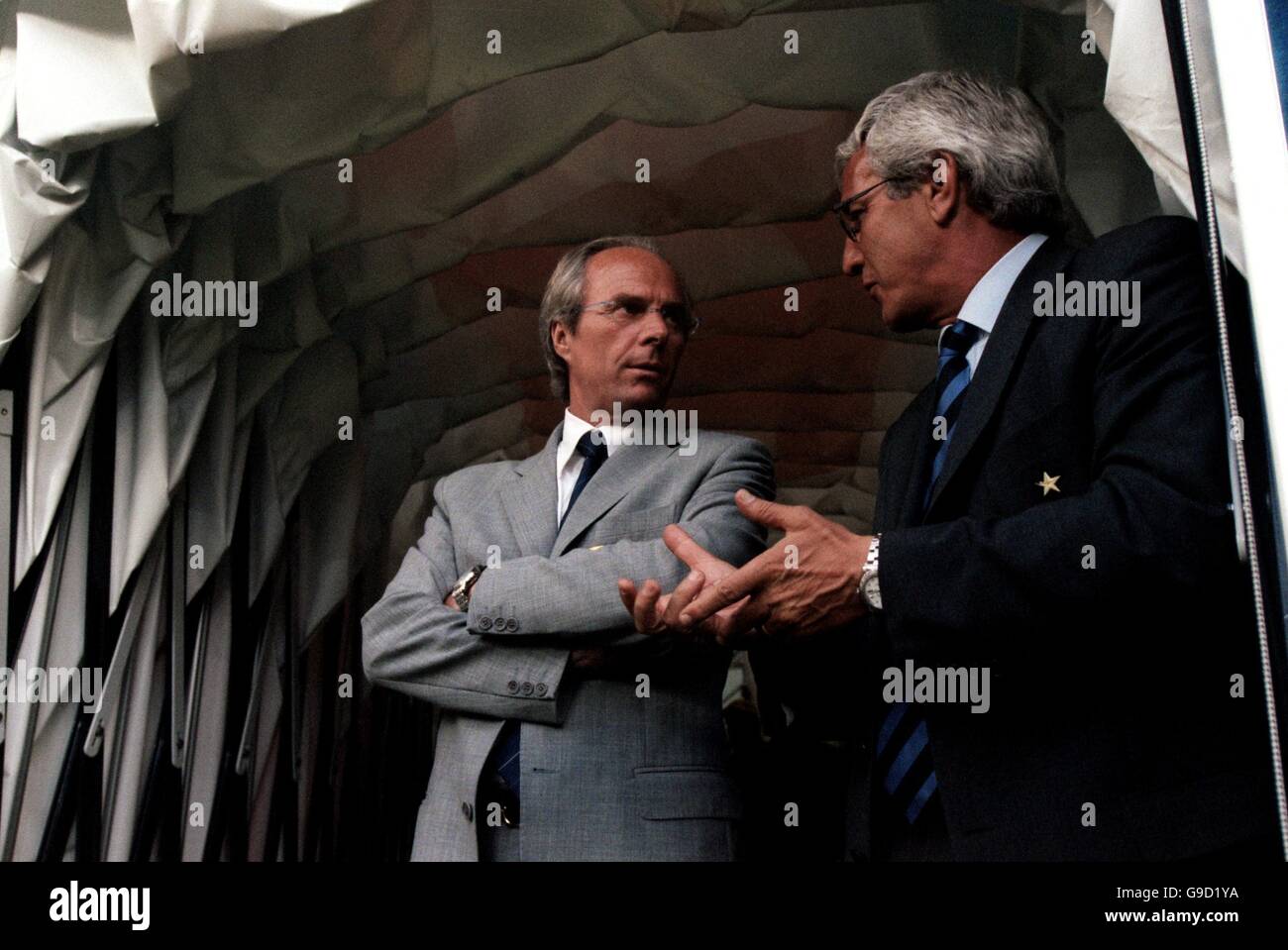 Inter Milan coach Marcello Lippi (r) talks to his opposite number ...