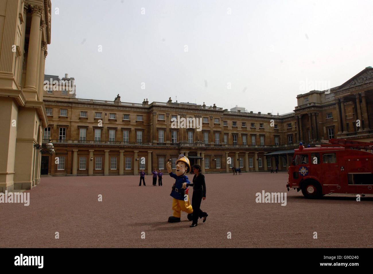 Queen hosts garden party palace hi-res stock photography and images - Alamy