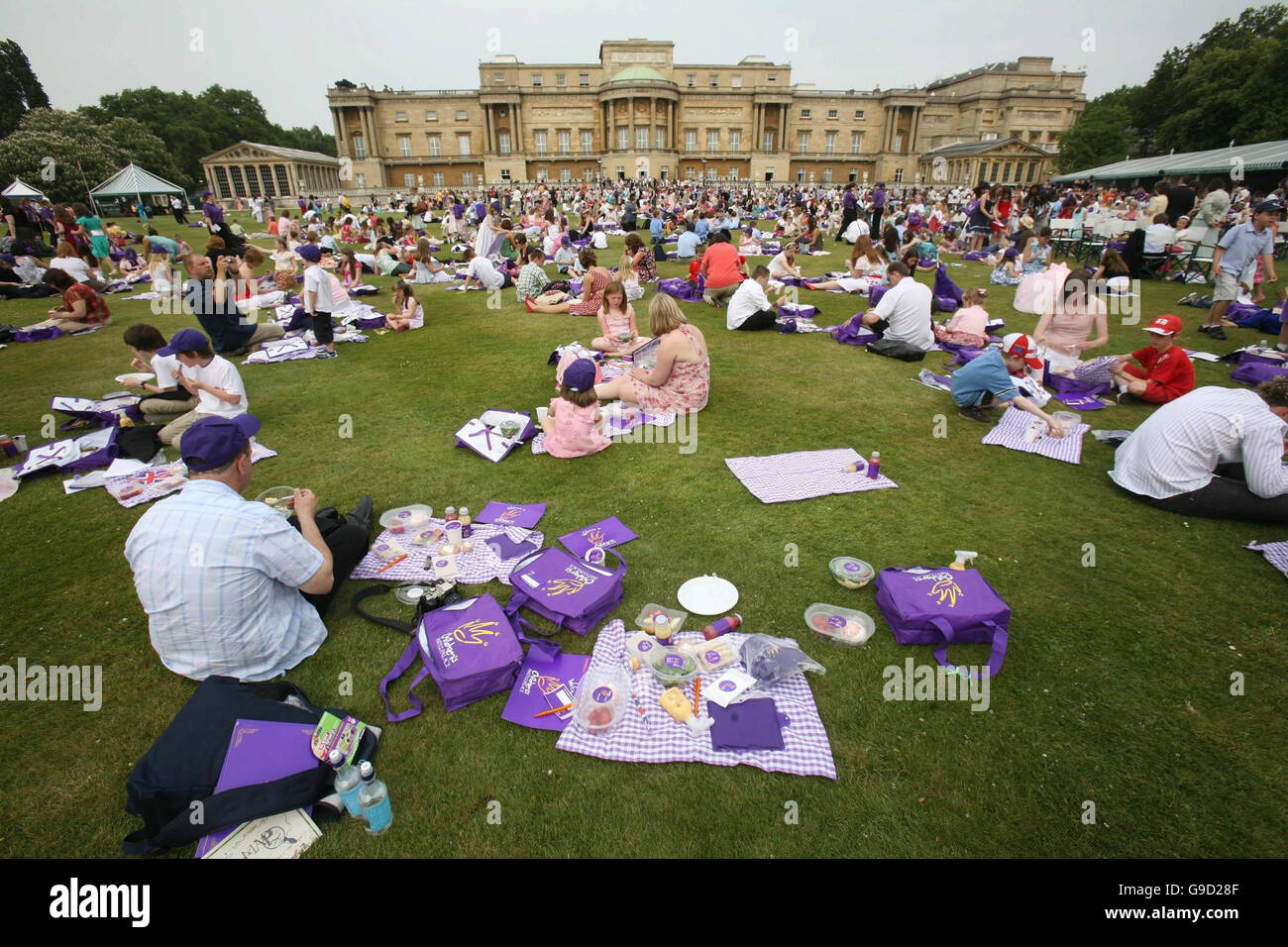 Families enjoy picnics during a children's party at Buckingham Palace ...