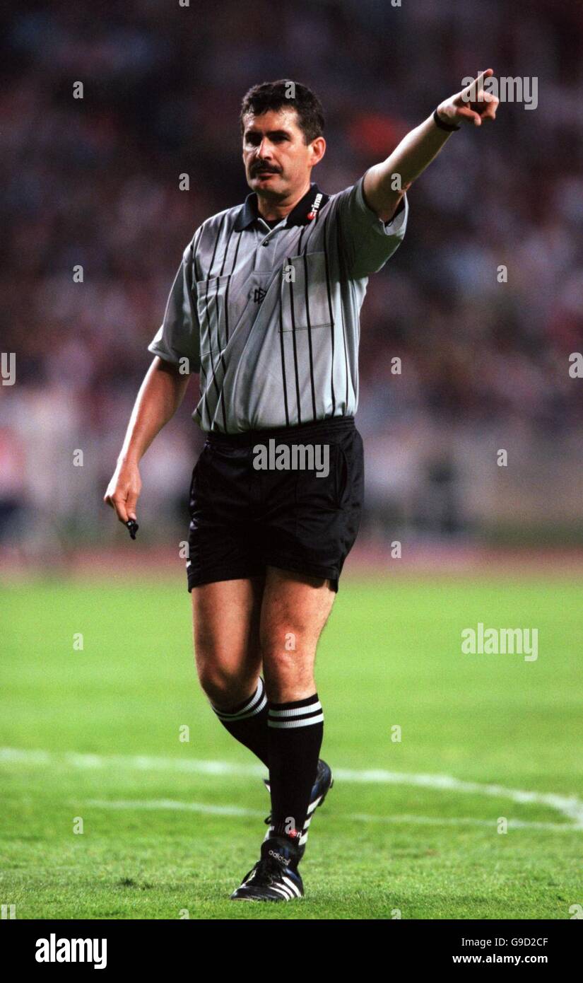 Dfb referee hi-res stock photography and images - Alamy