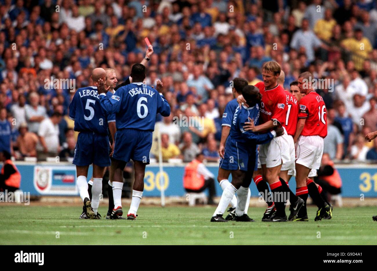 Manchester United's Roy Keane (R) is shown the red card Stock Photo - Alamy