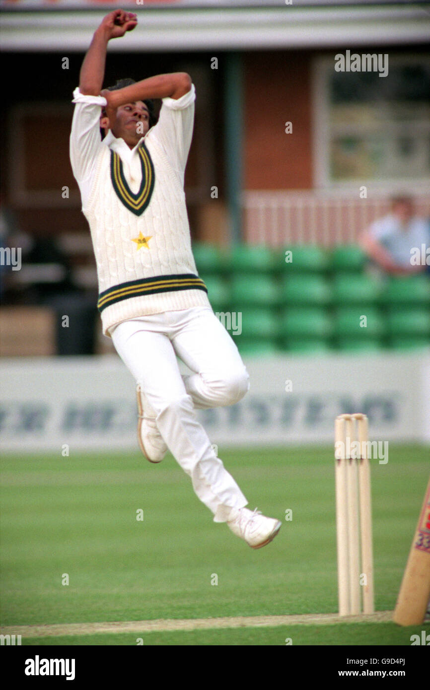 CRICKET. AQIB JAVED PAKISTAN Stock Photo - Alamy