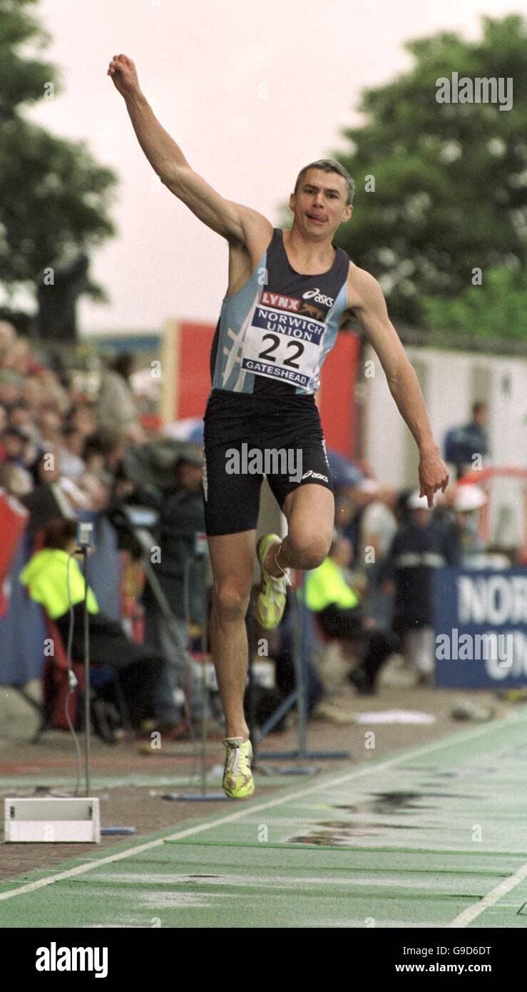 Jonathan edwards competes in the triple jump hi-res stock photography ...