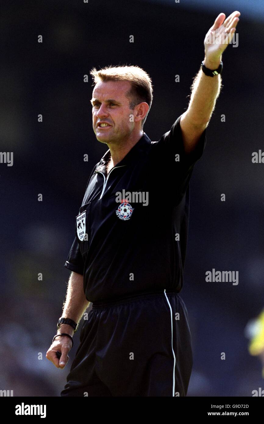 Indirect free kick hi-res stock photography and images - Alamy