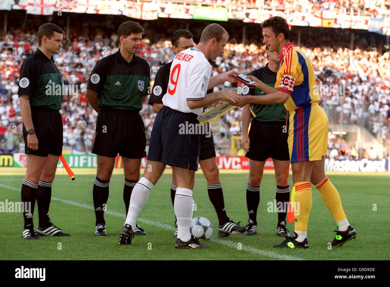 Soccer - Euro 2000 - Group A - England v Romania Stock Photo - Alamy