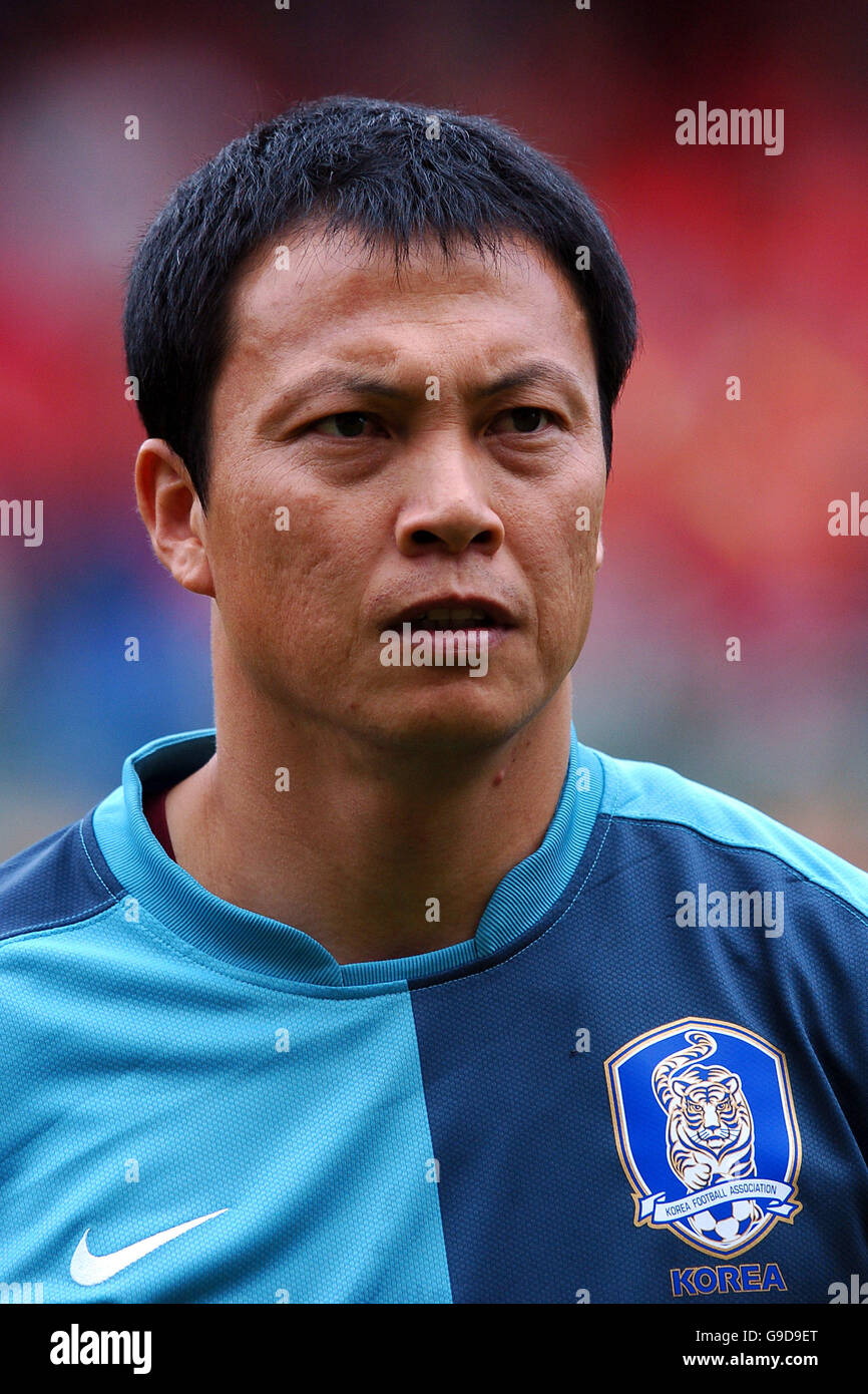 South korea goalkeeper woon jae lee hi-res stock photography and images - Alamy