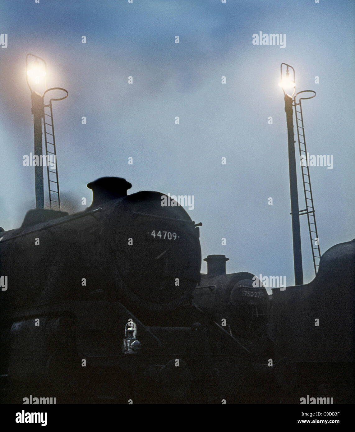 Silhouette steam engine locomotive hi-res stock photography and images ...